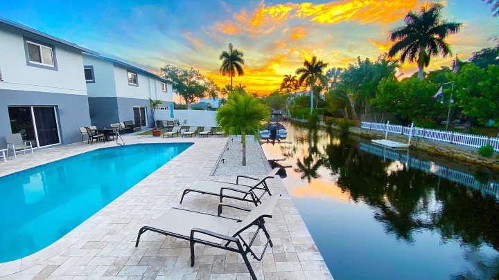 On Water | Patio | 1250 Ft² | King | Tarpon Harbor - Margate, FL