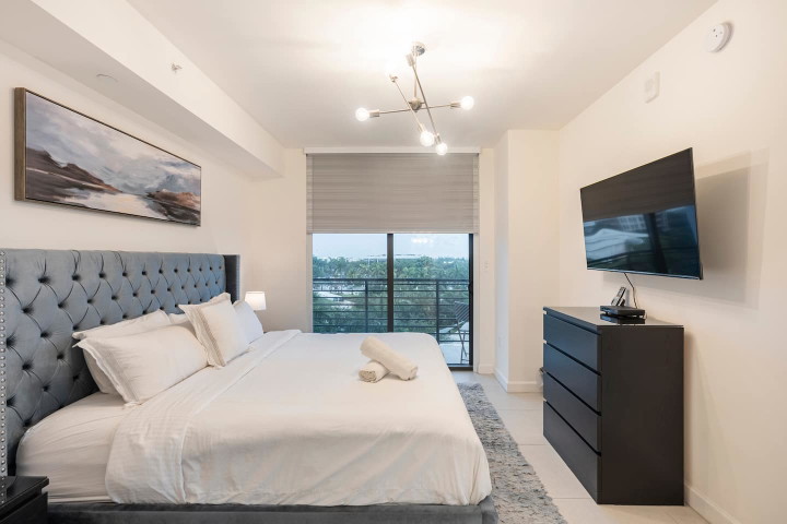 Gorgeous! Complete Condo Downtown Doral. Park View - Doral, FL