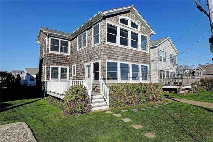 Cozy Beach House With Short Walk To Private Beach - Narragansett, RI