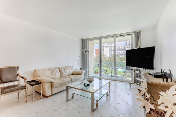 421 -Lovely Large 1 Bedroom 2 Bath Beach Str-02155 - Aventura, FL
