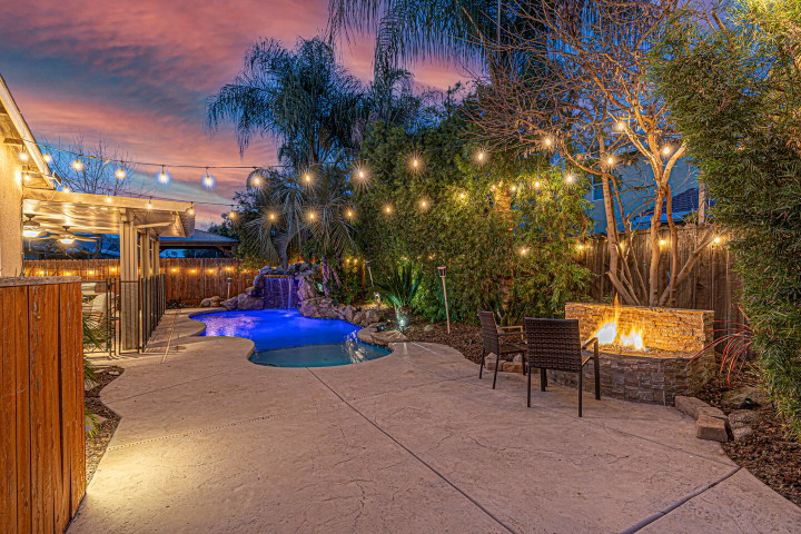 12-bed 5br Home W/ Gated Pool & Firepit - Fresno, CA