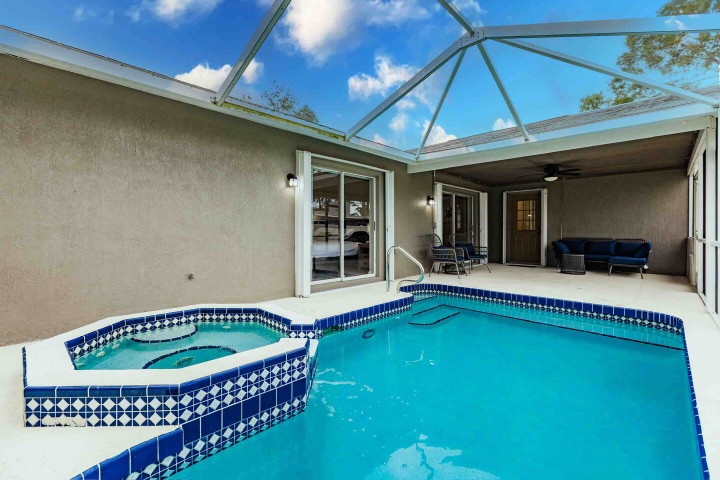 Poolside Oasis-5 Miles From Venice Beach - Venice, FL