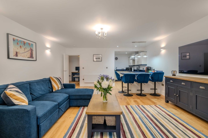 Spacious, Modern 2-bedroom. Parking+wi-fi+65"oled - Bristol
