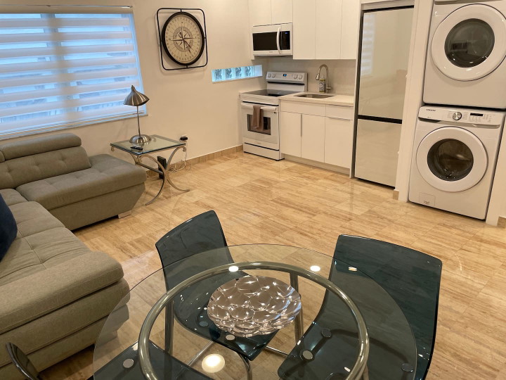 Hospitable 1 Bed 1 Bath Near The Beach. - Surfside, FL