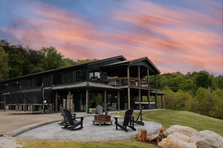 Overlook Lodge -  Pool - Hot Tub - Hocking Hills - Logan, OH