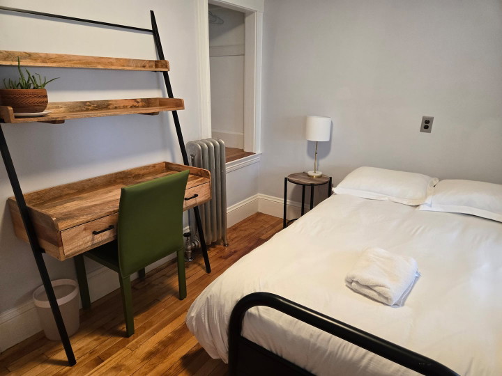 The Front Room. Only 1 Guest Allowed Per Room - Medford, MA