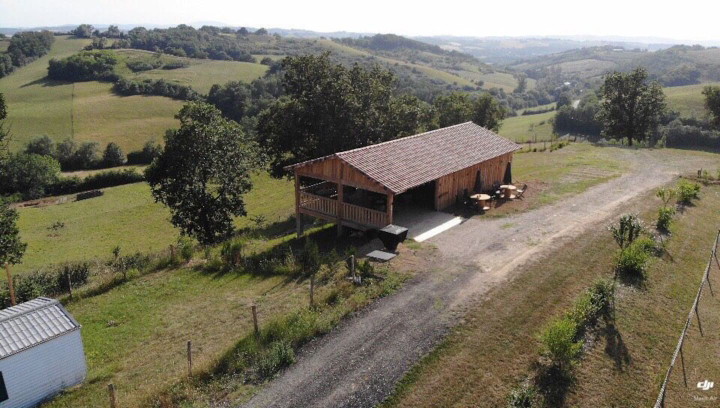 Emplacement De Tente Dans Camping à La Ferme - France