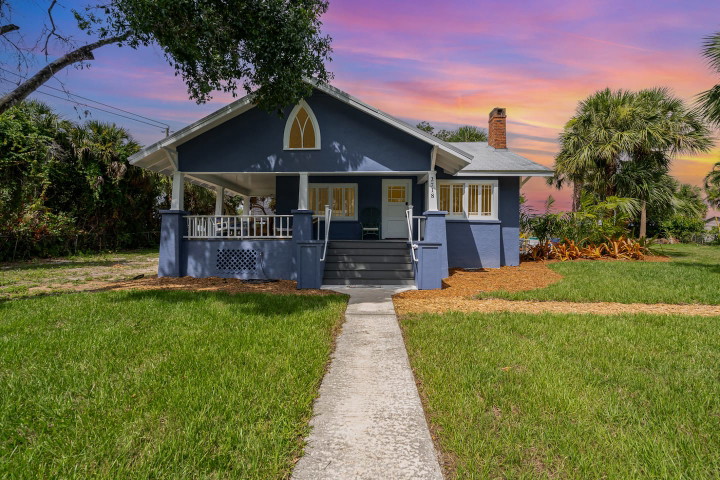 Lotus · Eclectic Charm Near Downtown And River - Melbourne Beach, FL
