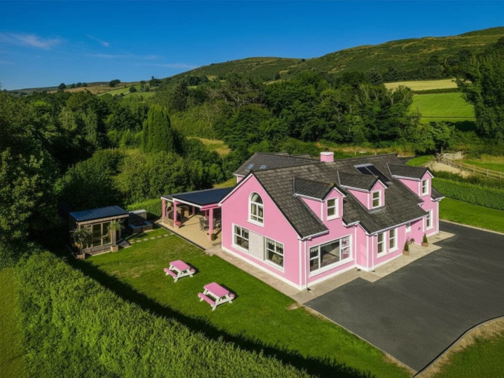 Lilys Pink House - Rostrevor