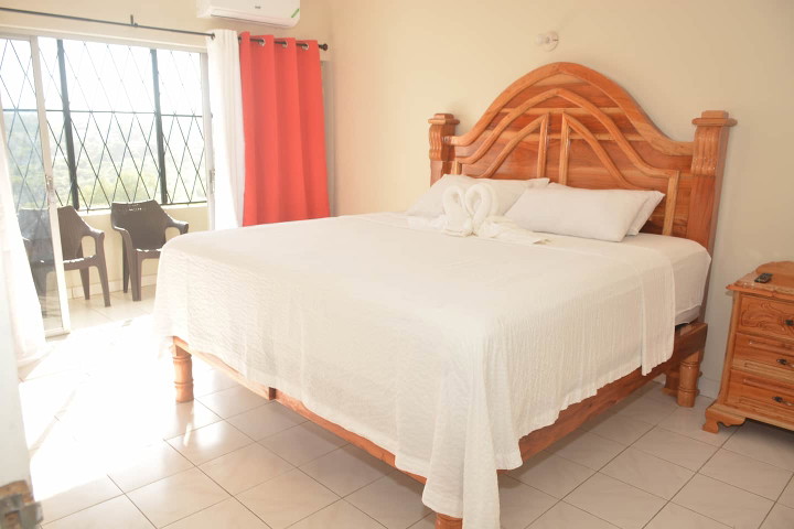King & Queen 2br With Kitchen Fridge, 2 Ac & H/wtr - Montego Bay