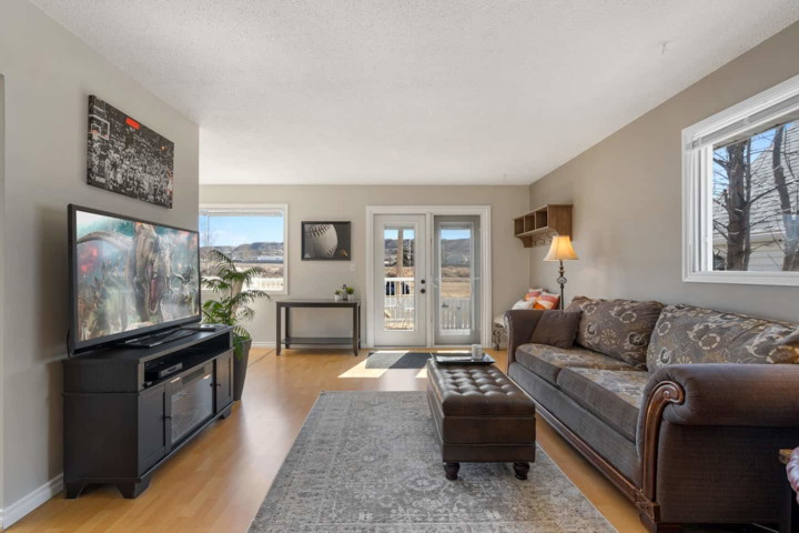 Hoodoo Hideout | Family Retreat | King Suite - Drumheller