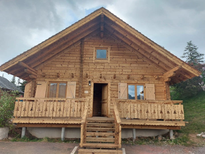 Log Cabin La Joue Du Loup - Sleeps 11 - La Joue du Loup