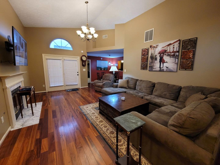 Family Friendly 3 Br W/ King Bed + Jacuzzi Tub - Lexington, KY