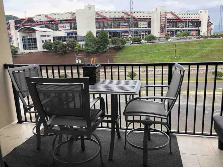 2 Bedroom Condo Steps From Bristol Motor Speedway! - Bristol, TN