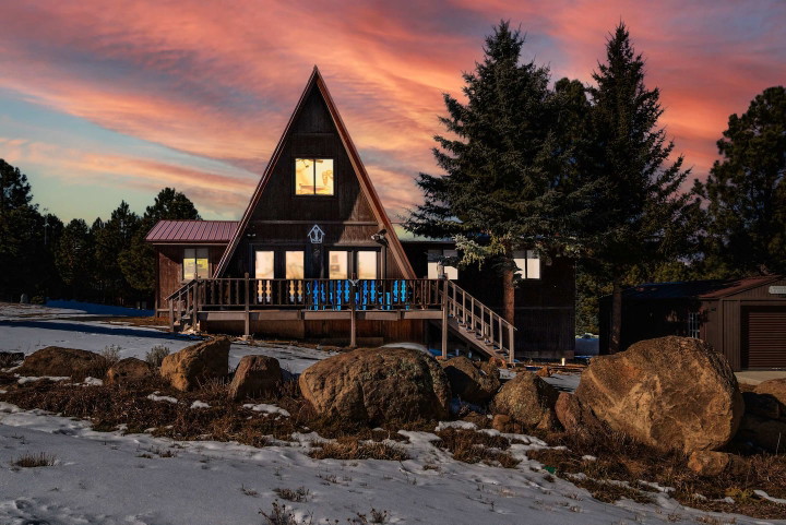 Peak View Cabin | Deck, Slopes & Dog-friendly - Angel Fire, NM