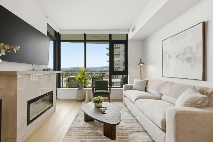 12th-floor 2br Lake View At Aqua | Pool - Kelowna