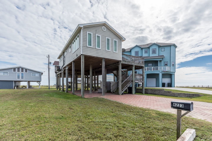Cozy Beach Front House With Wraparound Deck - Galveston Island, TX