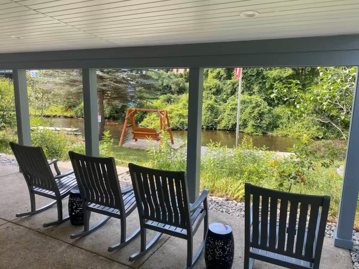 Riverfront Views/autumn Leaves: Escape To Grayling - Grayling, MI
