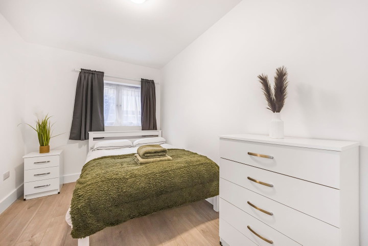 Ilford Flat: Garden, Parking, Long Stays - Ilford