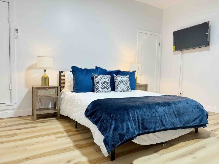 The Cardinal 810 B | Queen 1bd/1ba Studio Apt - Evansville, IN