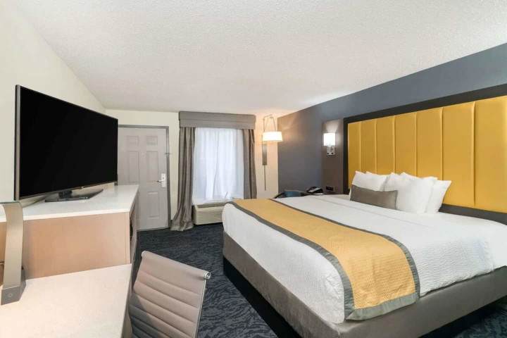 Baymont Franklin | King | Near Prime Attractions - Franklin, TN