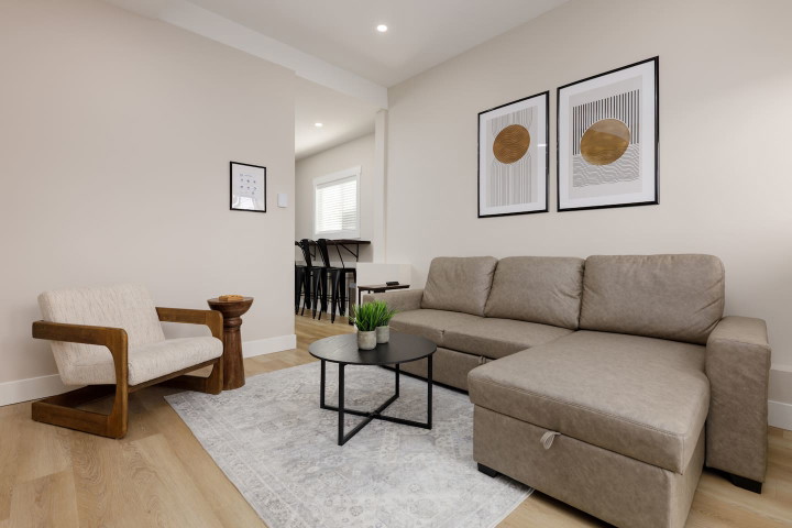 Modern Private Suite W/ Self Check-in & Parking - Canada