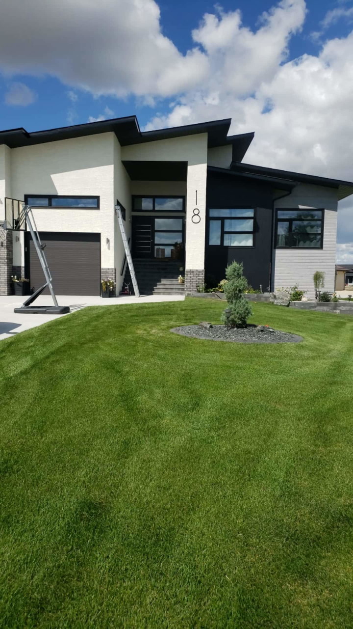 Modern 3 Bedroom Home Near Steinbach! - Steinbach