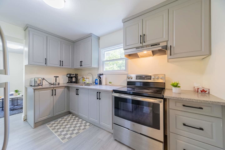 Sleeps 12*fast Wi-fi*55tv*privacy*laundry*kitchen - London, ON, Canada