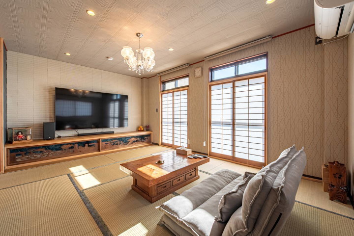 [Overlooking Okazaki Castle] Renovated Space Right By The Main Gate | Japanese Modern 1ldk With Terrace | 85-inch Large Screen Tv | Maximum 6 People - 오카자키시