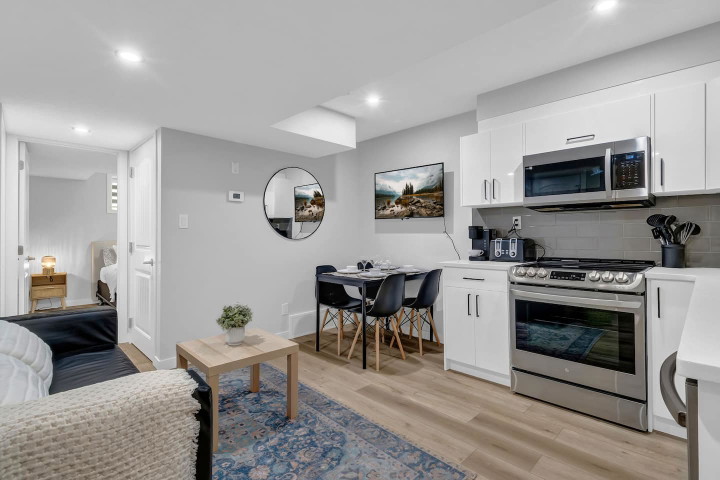 Modernsuite*nearairport*2 Queens*roku - Edmonton