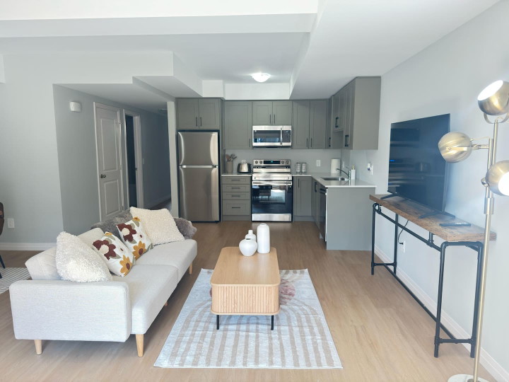 Modern Comfort- 2br & 2ba Suite With Free Parking - 키치너
