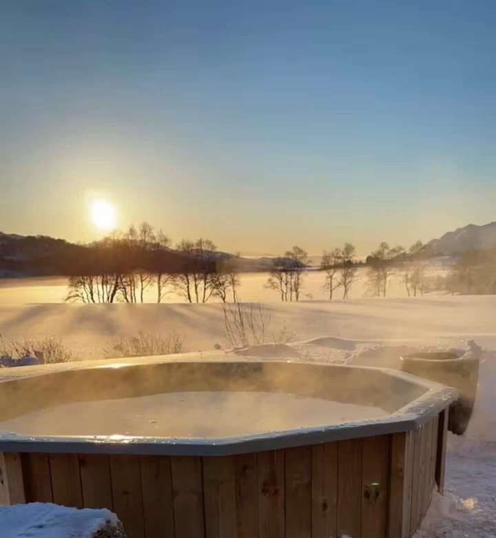 Private Lakeside Views, Hot Tub & Kayaks - Norway