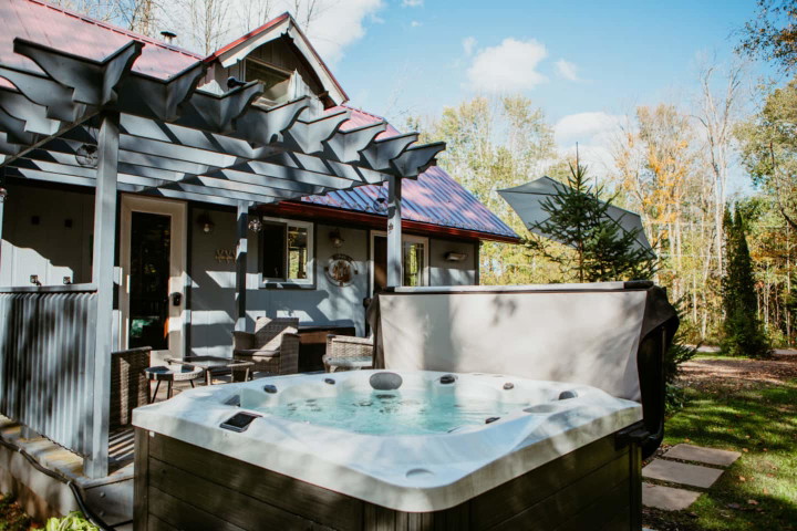 Secluded 3br Cabin W/hot Tub And Firepit - Kawartha Lakes