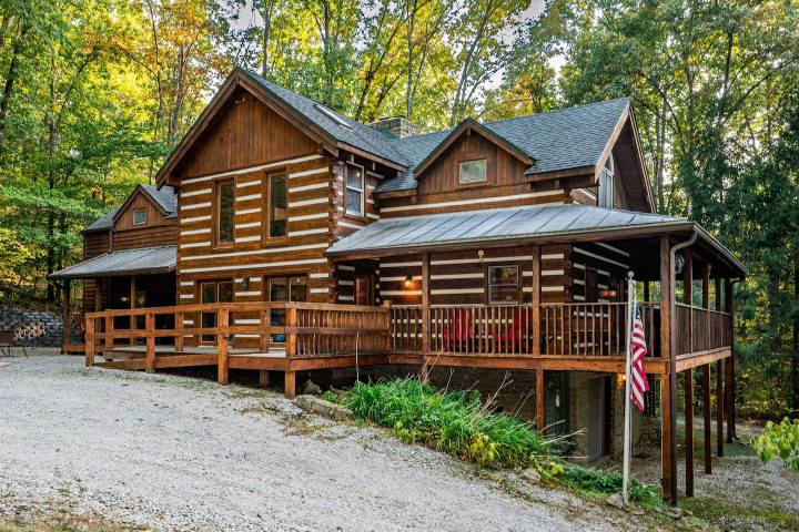 Log Inn Vacation Cabin | Hot Tub  Dog Friendly - Nashville, IN