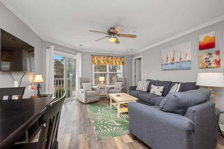 Après Surf: Coastal Condo With Pool, Convenient - Oak Island, NC