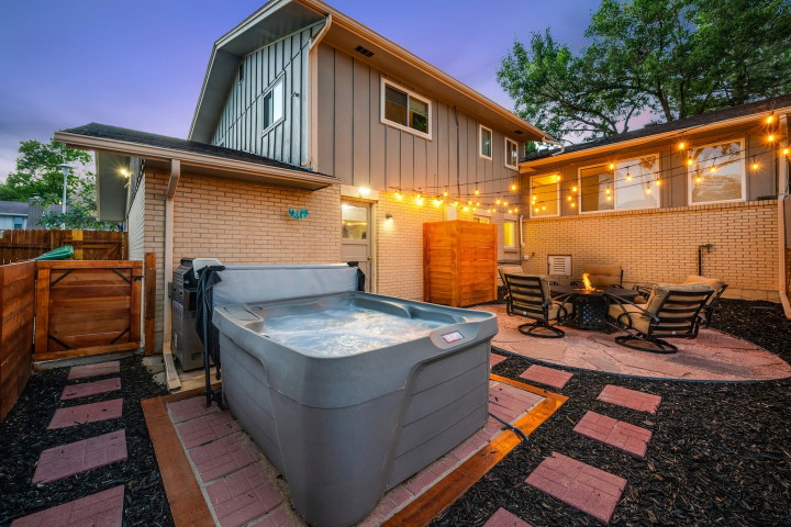 Stylish Retro Guest Suite With Hot Tub - Lakewood, CO