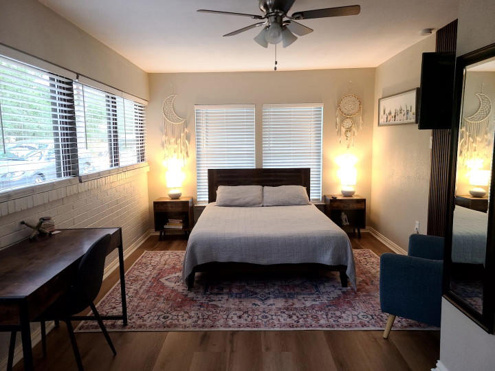 Cozy And Private Studio Style Bedroom - Conroe, TX