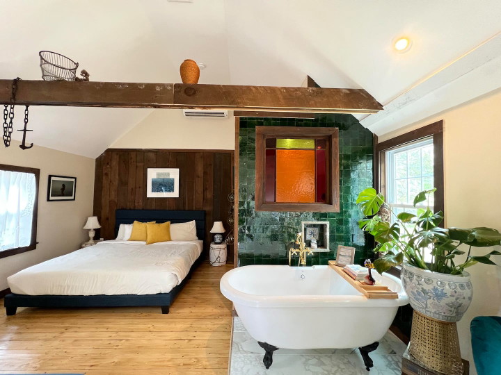 Baignoire Sur Pieds Et Lit King Size Au Club Tanuki Cottage - Brewster
