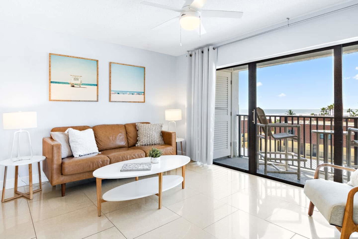Penthouse Corner Unit W/heated Pool & Bbq Grills! - Cocoa Beach, FL