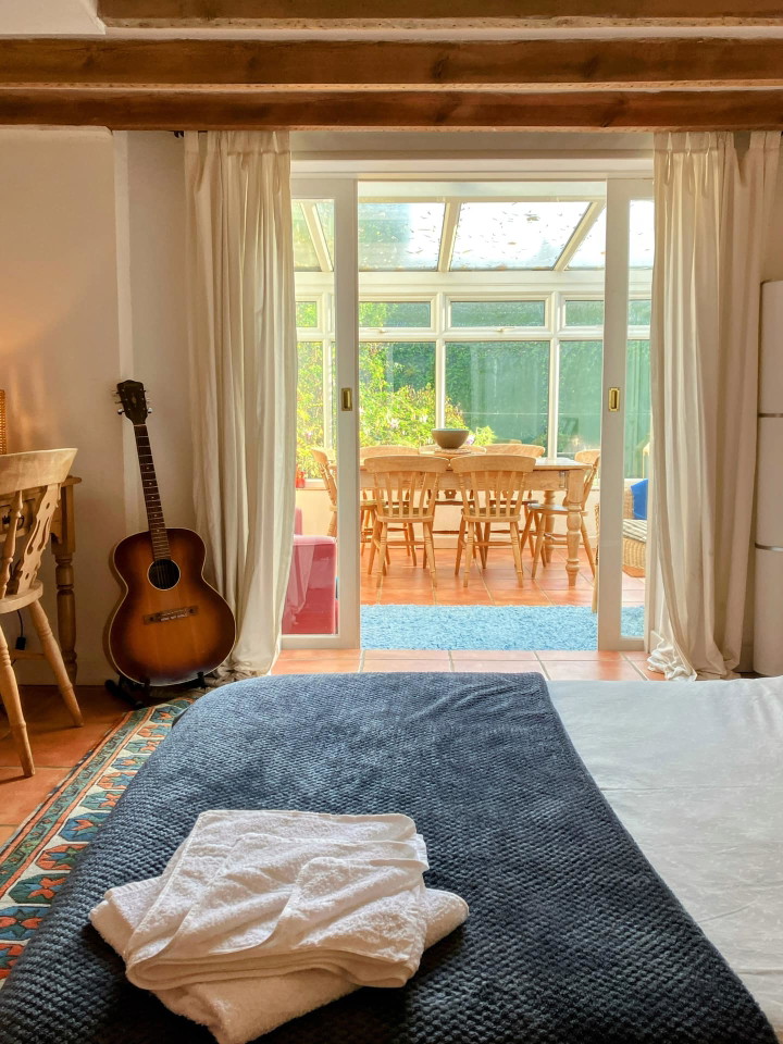 Mediterranean Style Basement Flat Sleeps 2 + Cot - United Kingdom