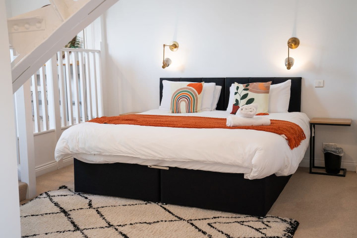 200-yr Triplex | Sleeps 10 | Rooftop | Parking - Derbyshire