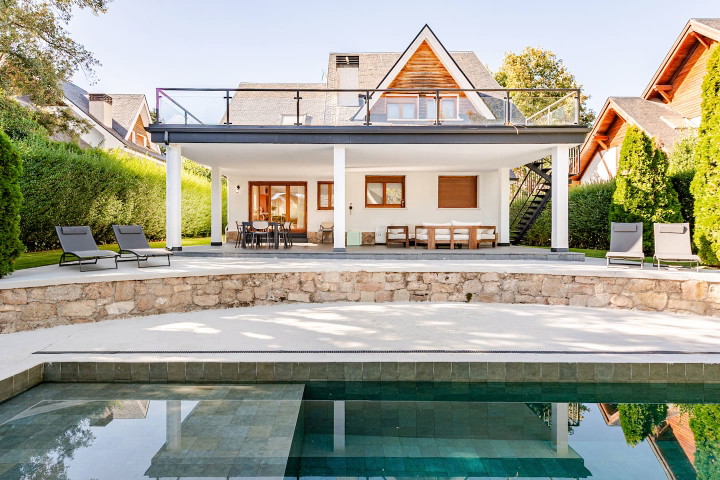 Modern And Spacious Family Home With Pool - Moralzarzal