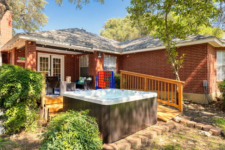 Family Retreat-hot Tub-game Room-central Location - San Antonio, TX
