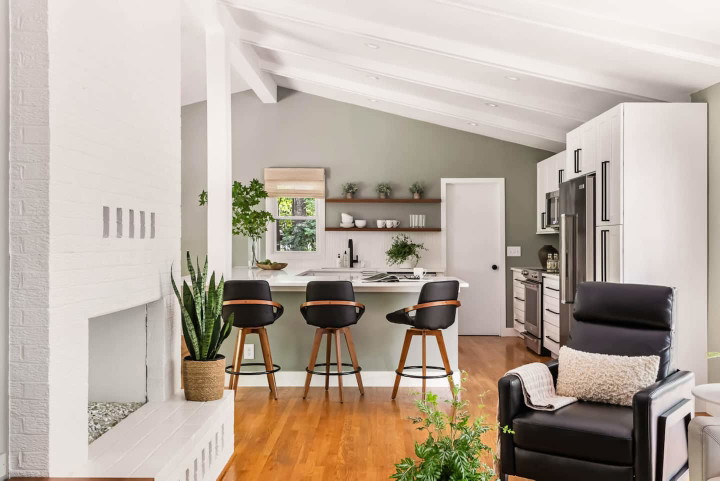 Modern Forest Retreat, On Large Private Wooded Lot In The Heart Of Cary! - Cary, NC