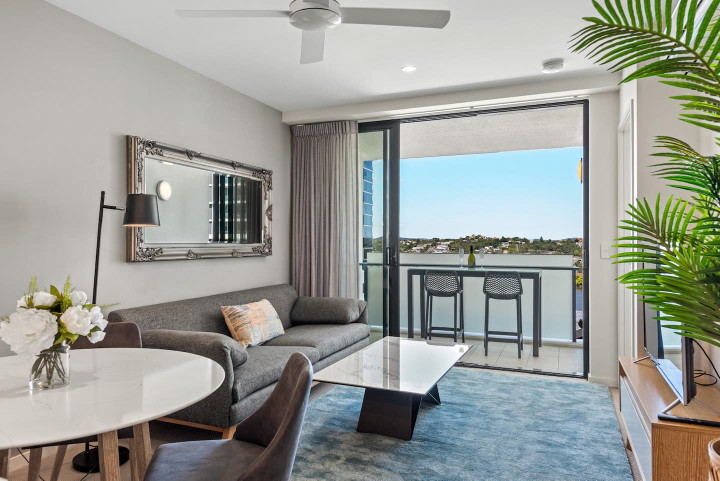 Luxe Portside Apt W/ River Views, Parking & Study - Brisbane