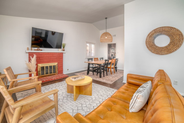 Spacious & Renovated 4-bed Oasis W/pool Near Strip - Las Vegas