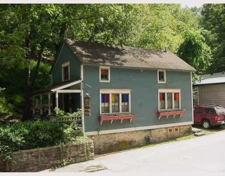 Eureka Springs Cottage On South Main Street - Eureka Springs, AR