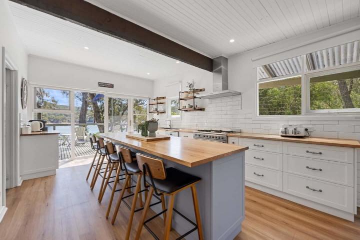 Paradise Retreat Lakehouse - Jamieson - Sleeps 10 - Eildon