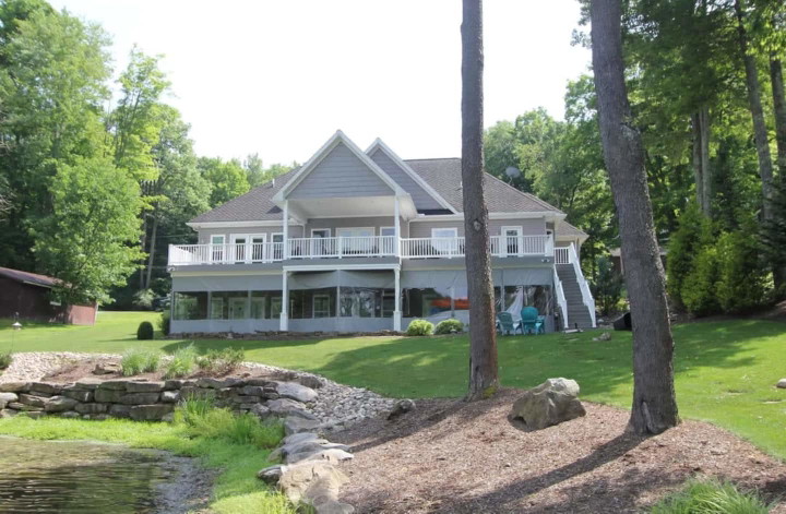 Newest Listing!   *Huge* Over 4800+ Sq Ft... Spaci - Treasure Lake, PA