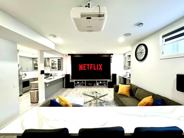 Best Luxury Suite Near Airport With Home Theater - Calgary